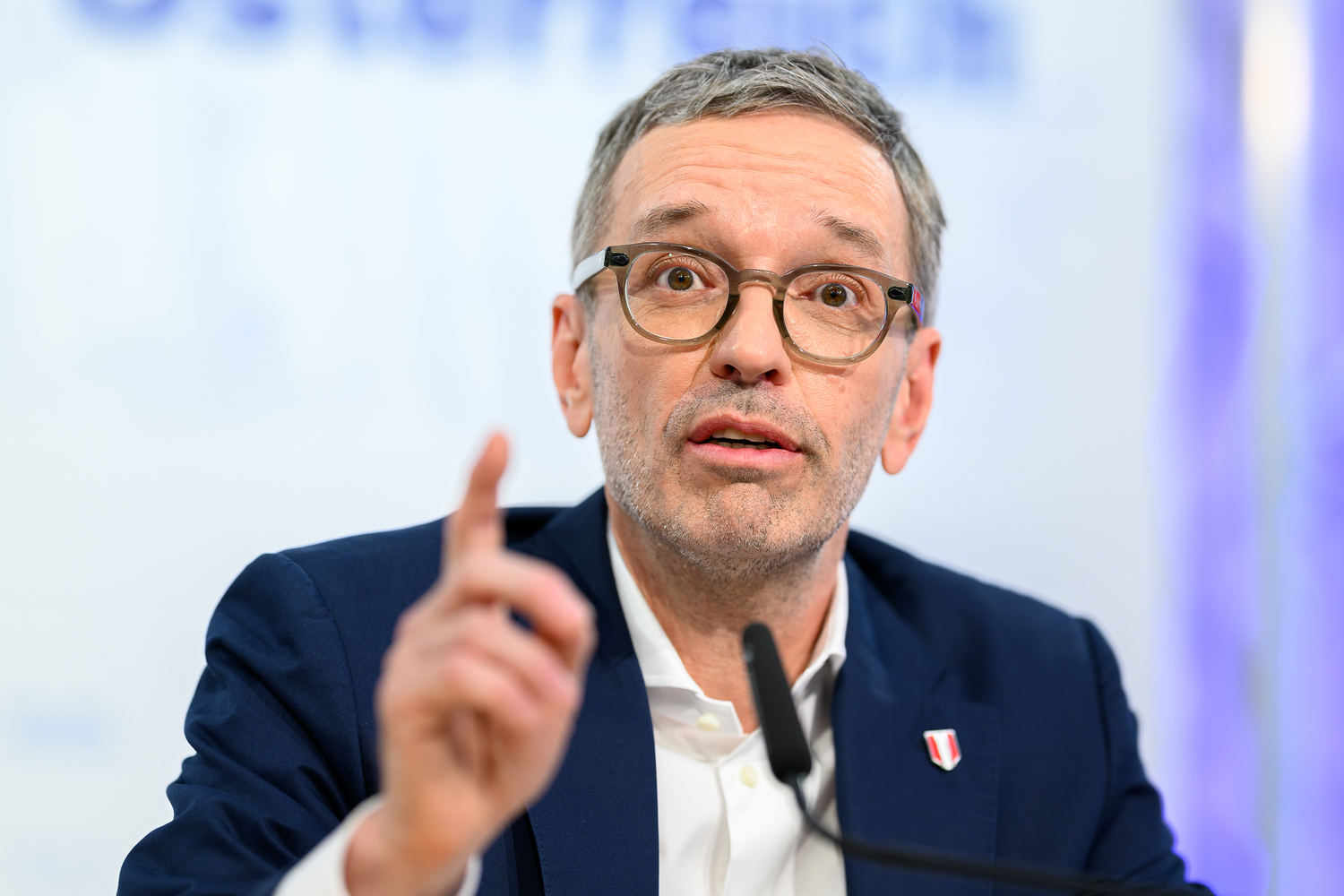 Mit Hitler verglichen: Kickl gewinnt vor Gericht - oe24.at