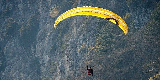 Paragleiter vor Start von Windhose erfasst - hochgewirbelt, tot - oe24.at
