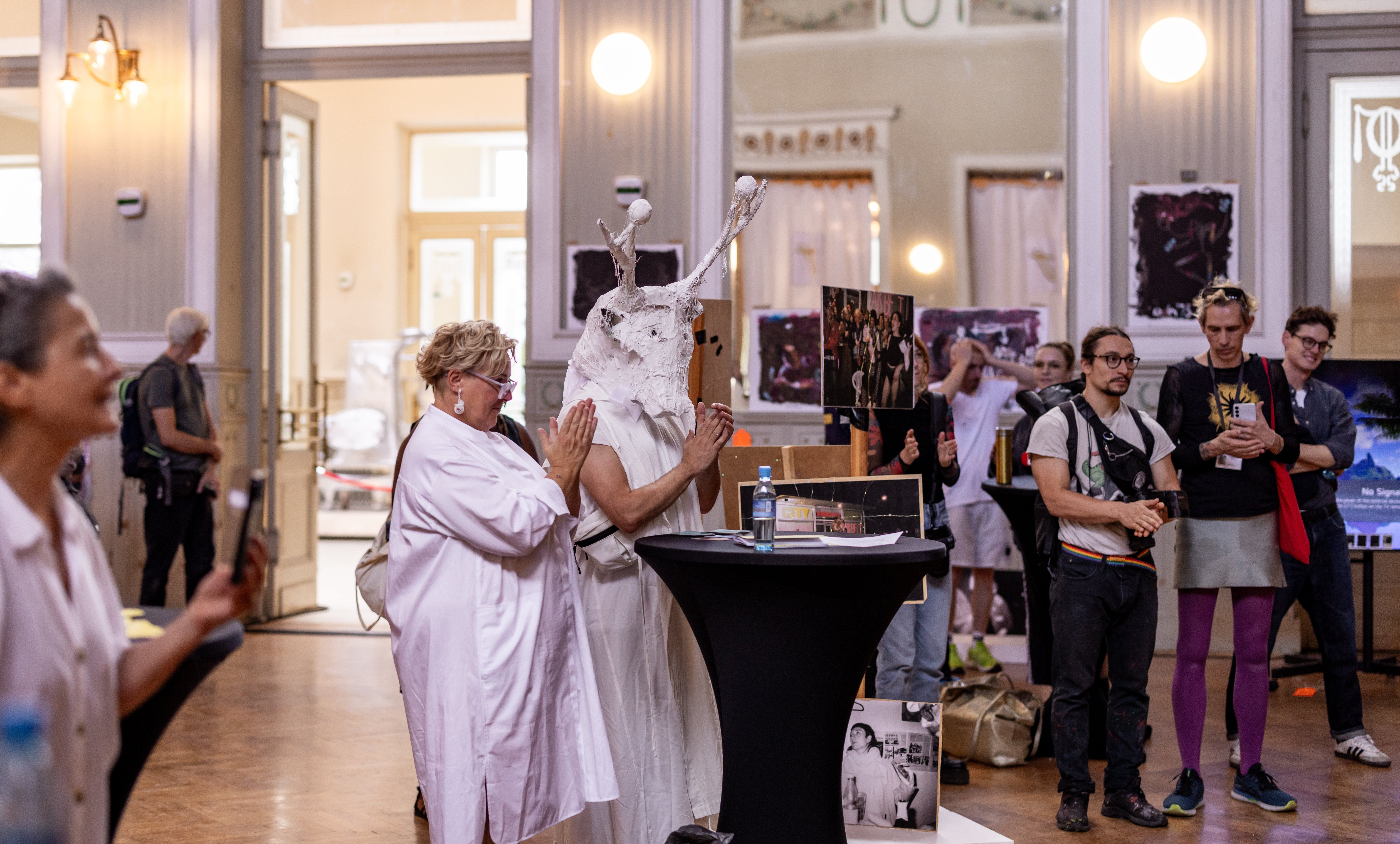 PARALLEL 2025: Zeitgenössische Kunst residiert in Wien - oe24.at