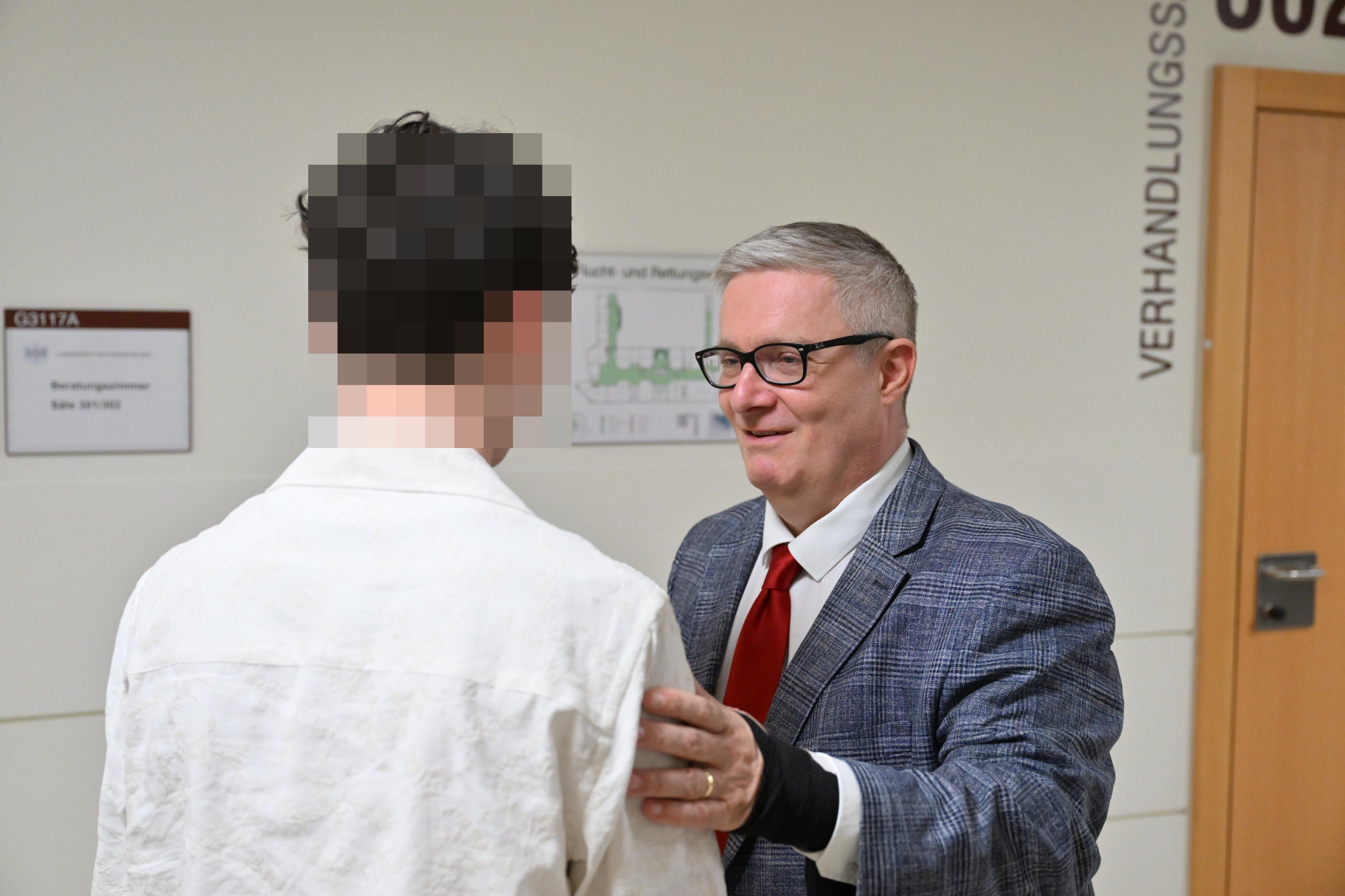 Messer-Räuber (14) vor Gericht: "Wollte Lektion erteilen" - oe24.at
